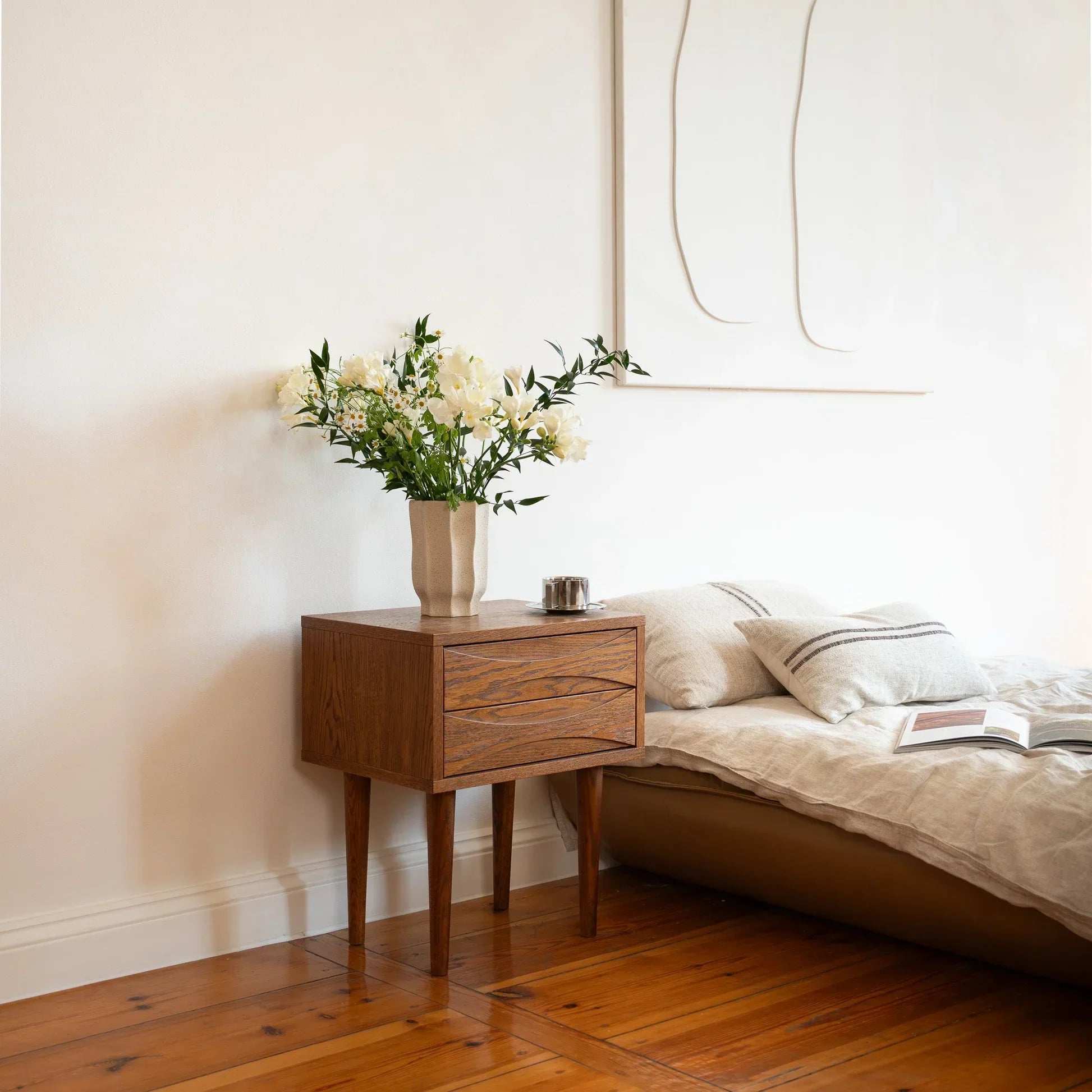Wooden bedside tables – inspiration for modern and classic bedrooms ...